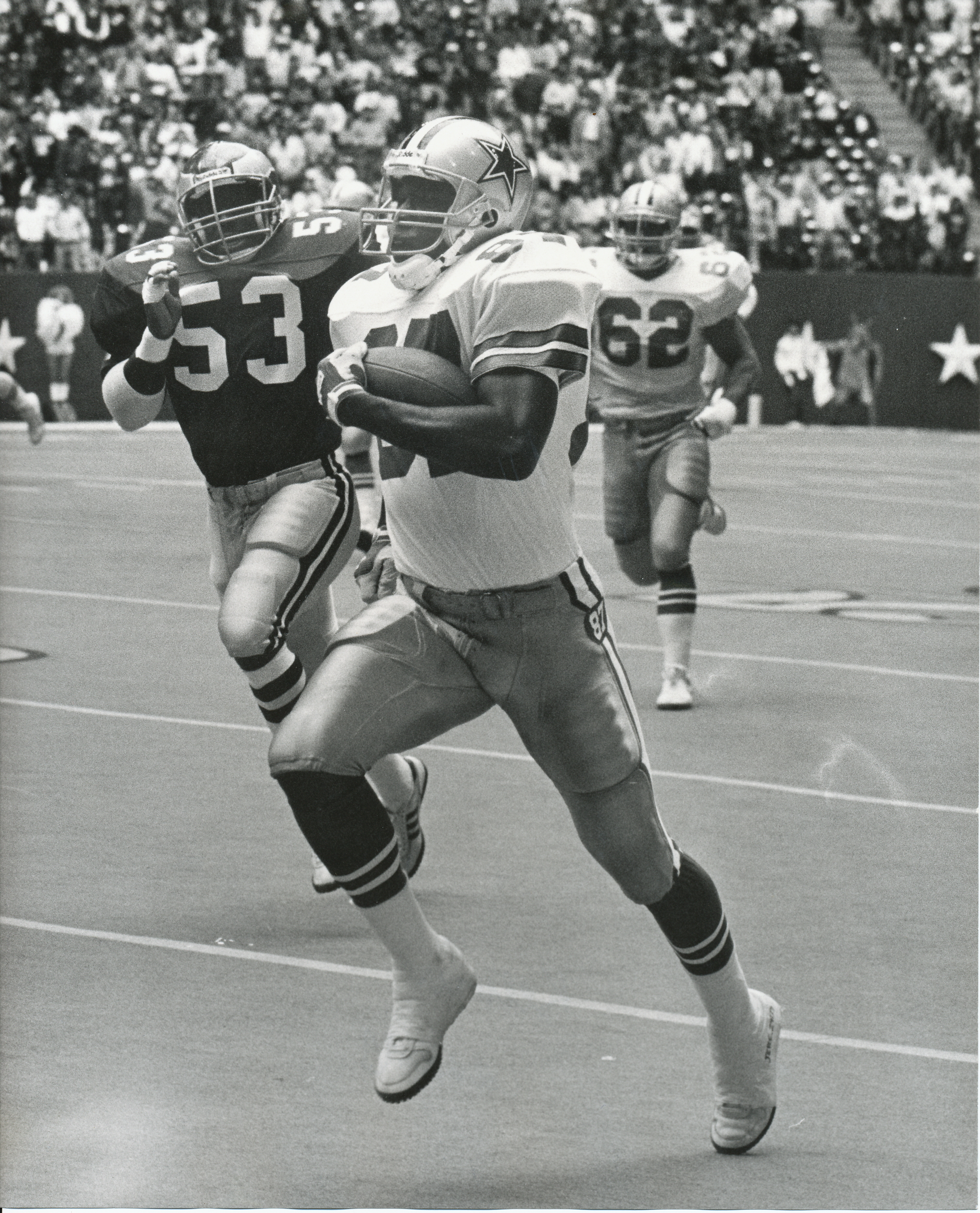 Liberty retires No. 83 jersey of former Cowboys player Kelvin Edwards ...