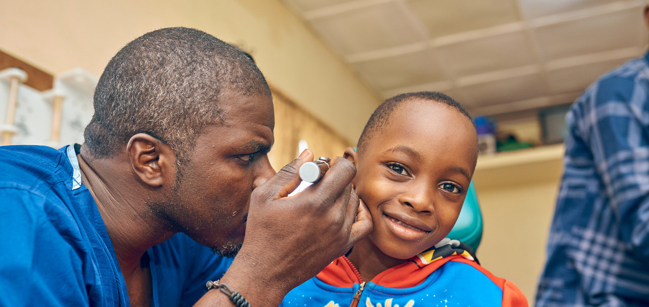 NFL player-turned-doctor leads mission in his native homeland of ...