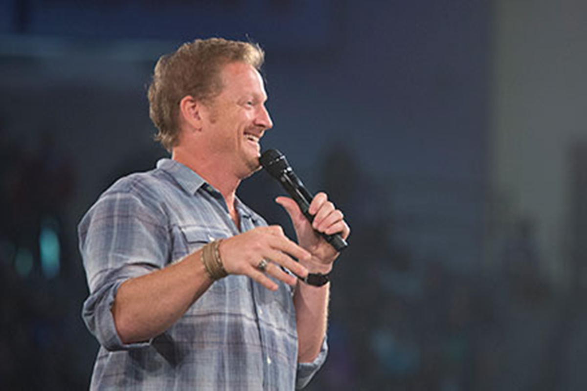 Christian comedian Tim Hawkins brightens up rainy day | Liberty News