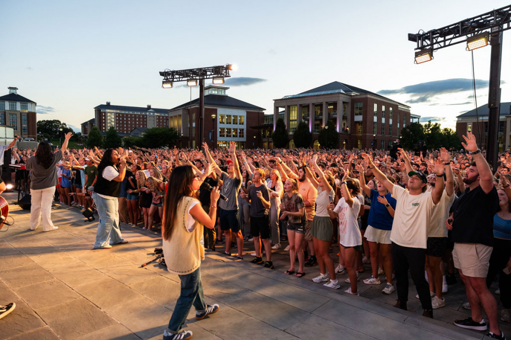 Liberty students kick off new semester with powerful Night of Worship ...